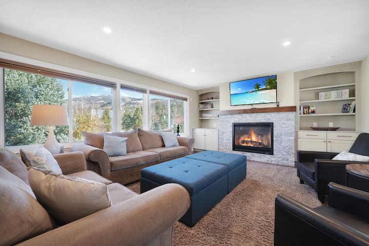 Central Location, Beautiful Views, 2 Living Spaces - Silverthorne, CO
