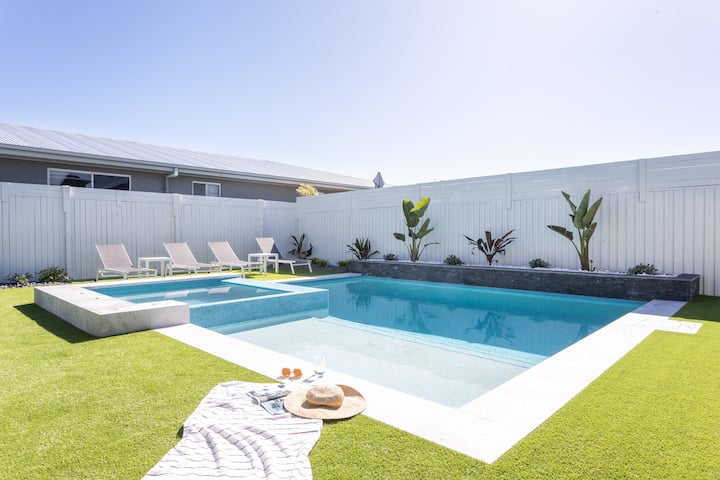 Coastal Comfort *Large Pool & Hot Tub / Spa* - Kingscliff