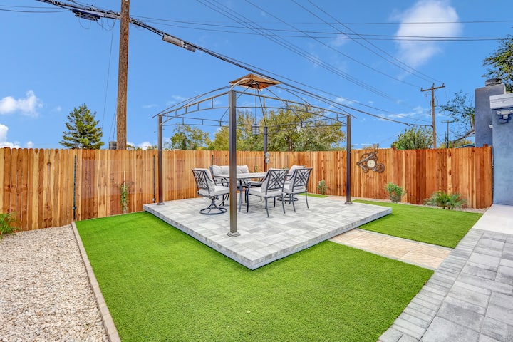 Big Group, Remodeled, Landscaped, King Beds, Desks - Las Vegas