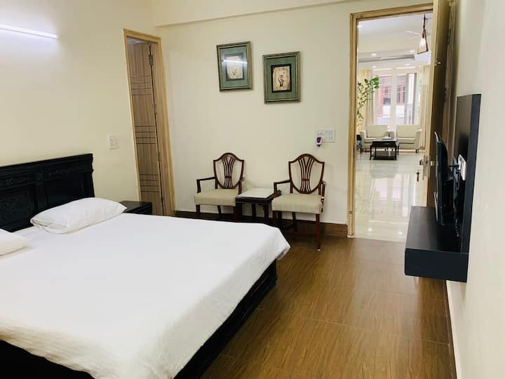 Lovely 3 Bedroom Apartment With Free Parking+ Wifi - 구르가온