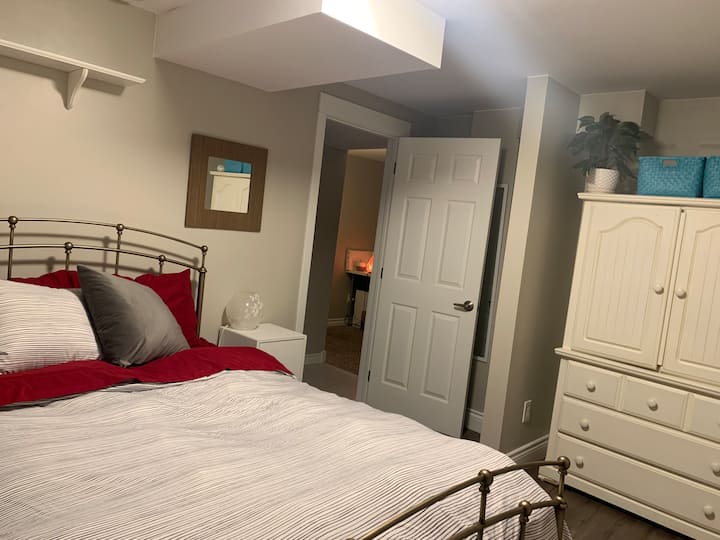 Private & Clean Lower Level - Sarnia