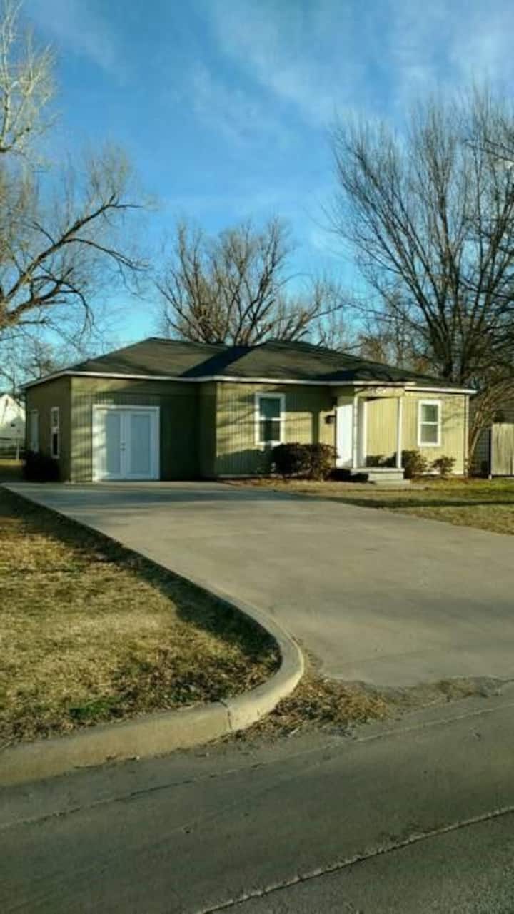 1 Mi To Fort Sill / Near Hospitals- By Supermarket - Lawton, OK