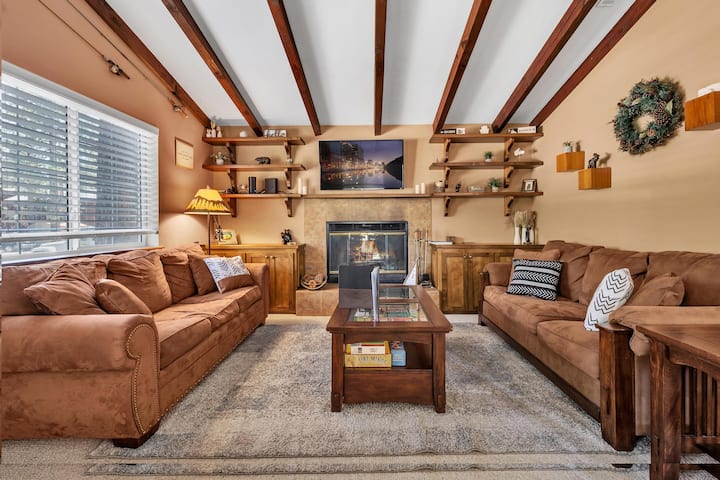 Sandybear Cabin! Open Floor Plan & Covered Patio! - 