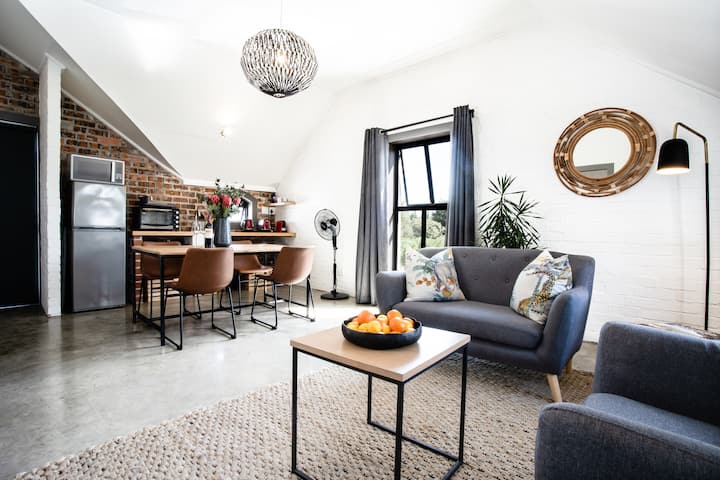 Newly Furnished Flat In Winelands With Inverter - Stellenbosch