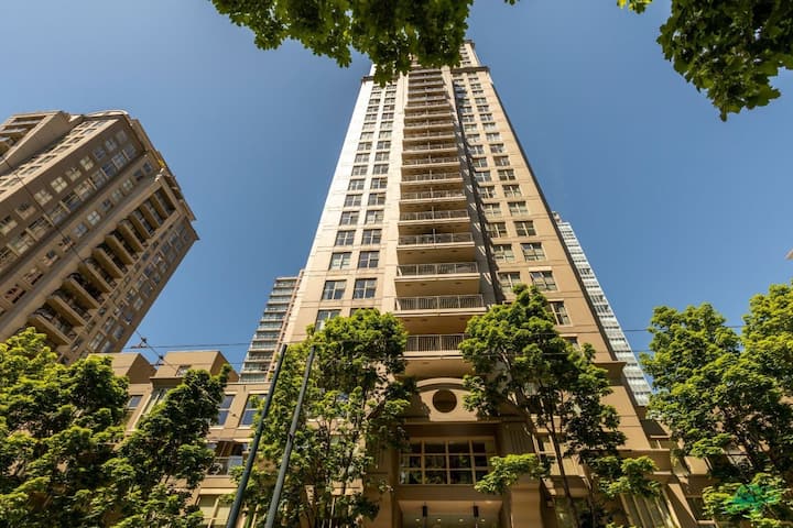Location! Yaletown Studio With Den & Free Parking! - Vancouver