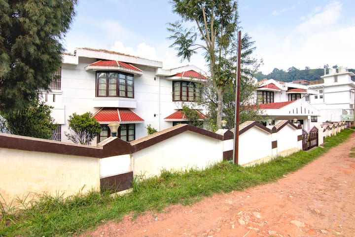 Relaxing 2-bedroom Stay, Near Rose Garden - Ooty