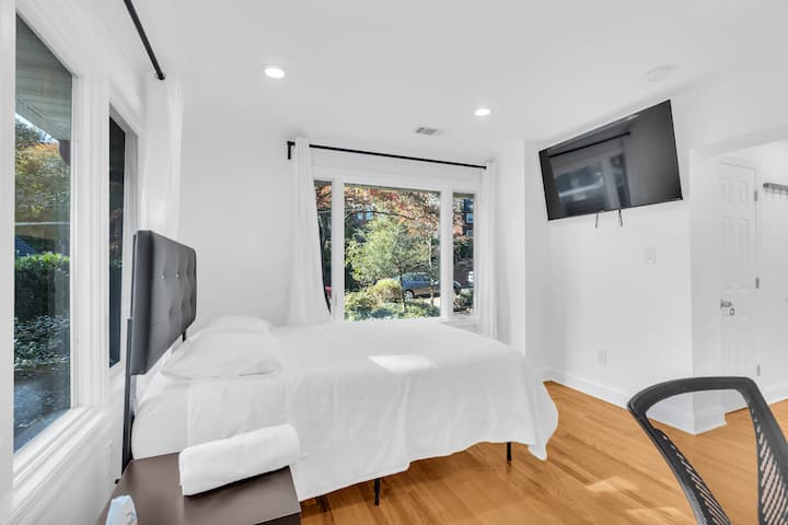 010 Modern Ensuite Near Amazon Hq, Dca & Pentagon - Arlington, VA