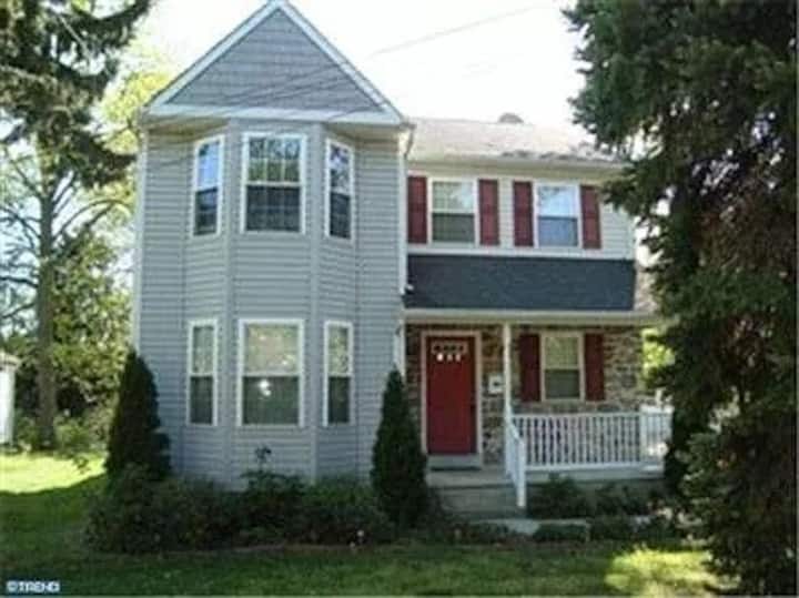 Modern 3 Bedroom Home With Finished Basement. - Chester, PA