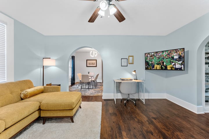 Fully Fenced Backyard | Close To Nd & Airport - Notre Dame, IN