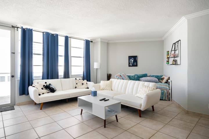 Beachfront Renovated  1 Bed / 1.5 Baths Sleeps 4 - Hollywood, FL