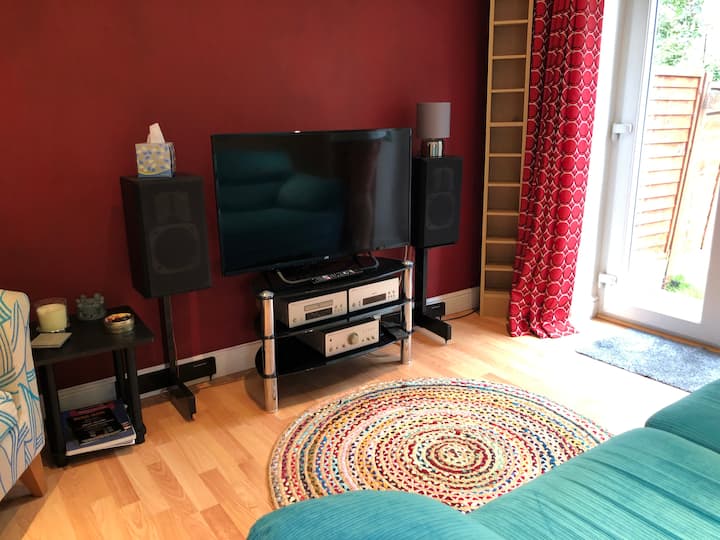 Large 1 Bedroom Garden Flat - Birkenhead