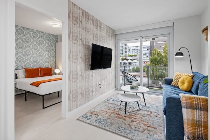 Free Parking/ac/gym/skytrain/3 Beds/sleep 5 Adult! - British Columbia