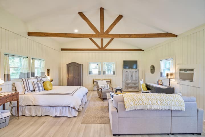 Cozy Cottage On Farm Away From City - Stagecoach, TX