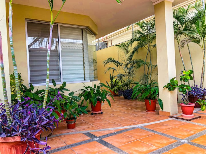 Cómodo Apartamento En Planta Baja De Villa. - Guayaquil