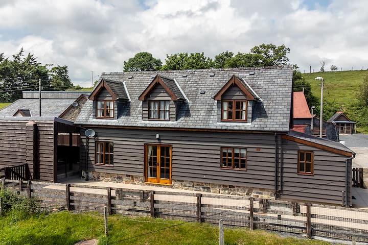 Llwyn Coppa Stable - Wales