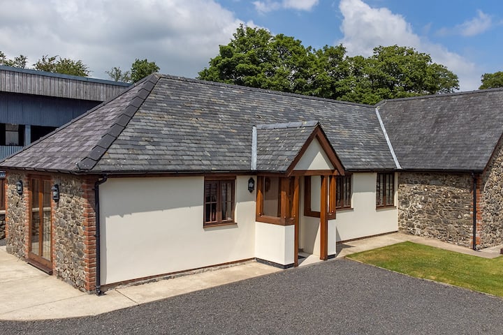 Llwyn Coppa Cowshed (Y Beudy) - North Wales