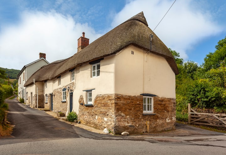15th Century Thatched Cottage 21st Century Comfort - 英國