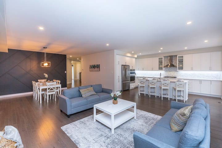Kashy Homes - Elegant 3 Story Home Near Dt&airport - Ottawa