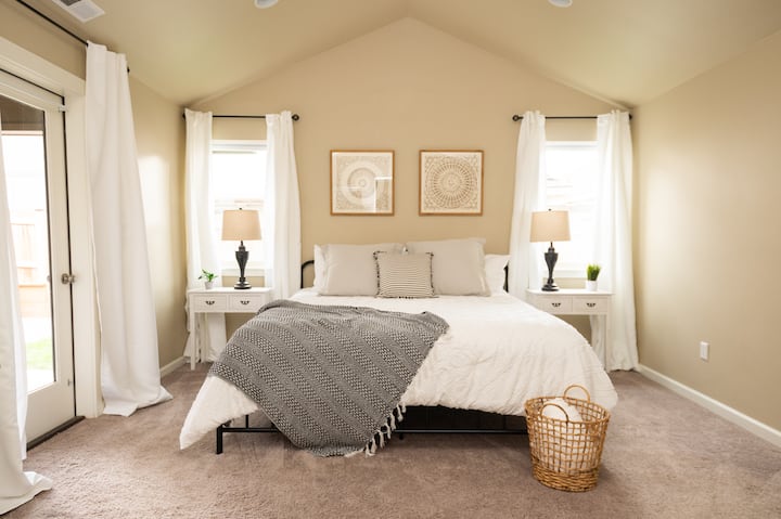 King Bed - Pet Friendly - 3 Bedrooms 2 Bathrooms - Bend, OR