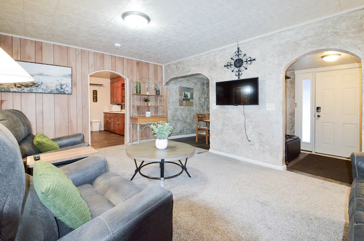 Cozy Private Bungalow W/garage In Central Location - Rapid City, SD