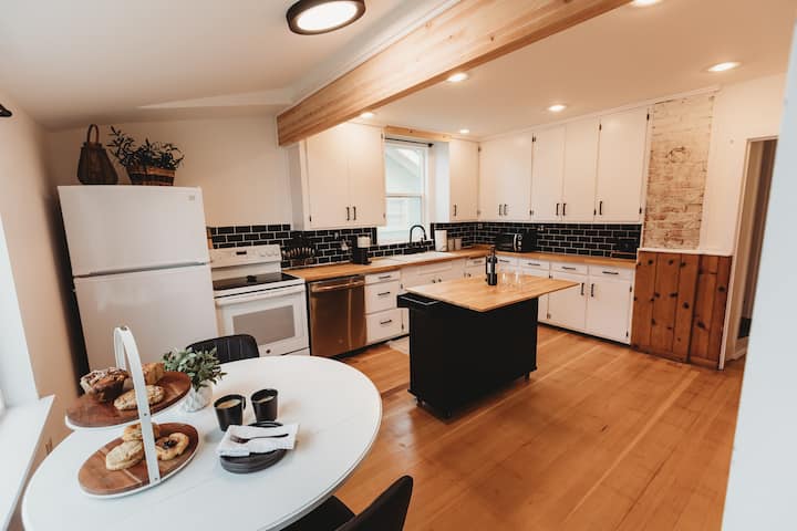 The Centennial: 4br Vintage Home In Town Center - 安吉利斯港
