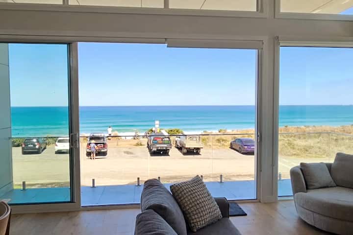Oceanview Escape: Luxury Beachfront Haven W/hottub - Australië