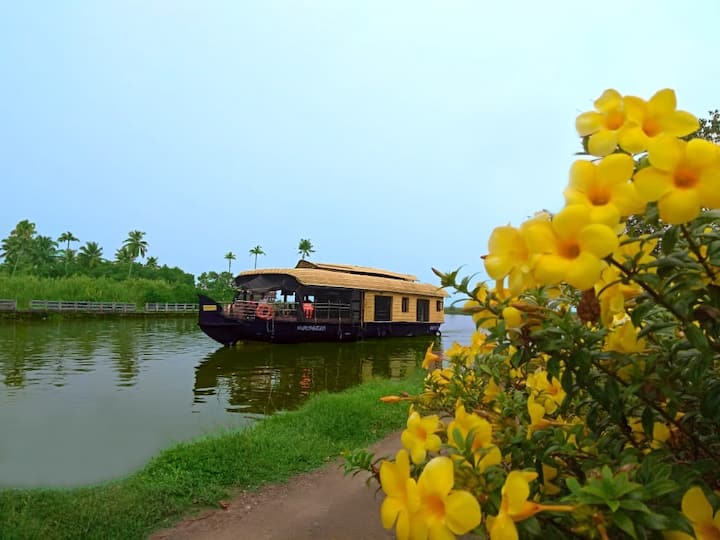 2 Bedroom Deluxe Independent Houseboat - Kumarakom