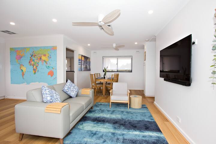 Oceanfront Apartment With Balcony & Free Wifi - Adelaide