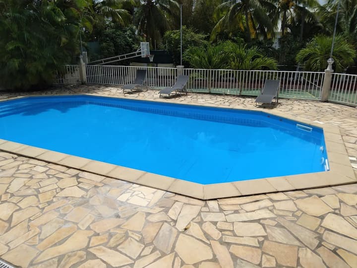 Bas De Villa Piscine, Tennis, Pétanque Et Basket - Guadeloupe