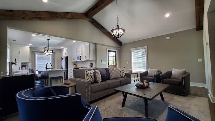 Tailgate Turf, Walk A Block And You're Down Town! - Athens, GA