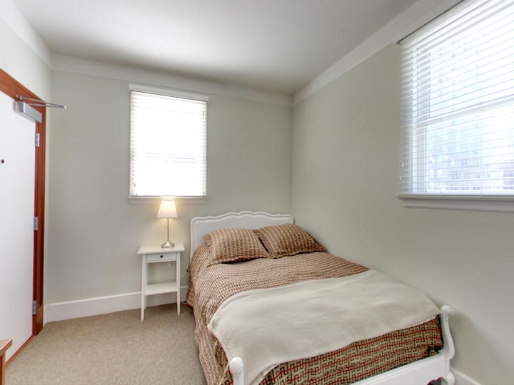 Lovely Private Room In Heart Of North Beach 2. - San Francisco, CA