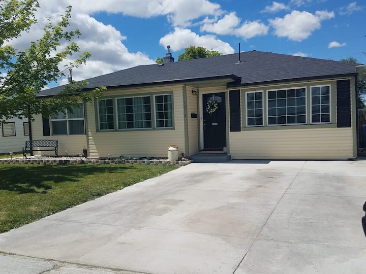 Cozy 3 Bedroom Cottage In The Center Of Town. - Pocatello, ID