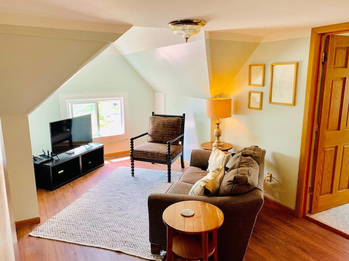 Updated 3rd Floor Queen Room Near Downtown [6] - White Sands Beach, MN