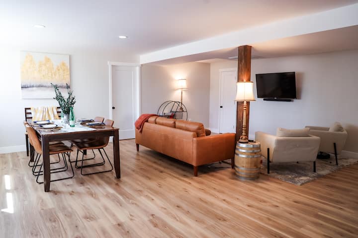 Cozy Getaway! King Bed, Full Kitchen, Great Price! - Colorado Springs, CO