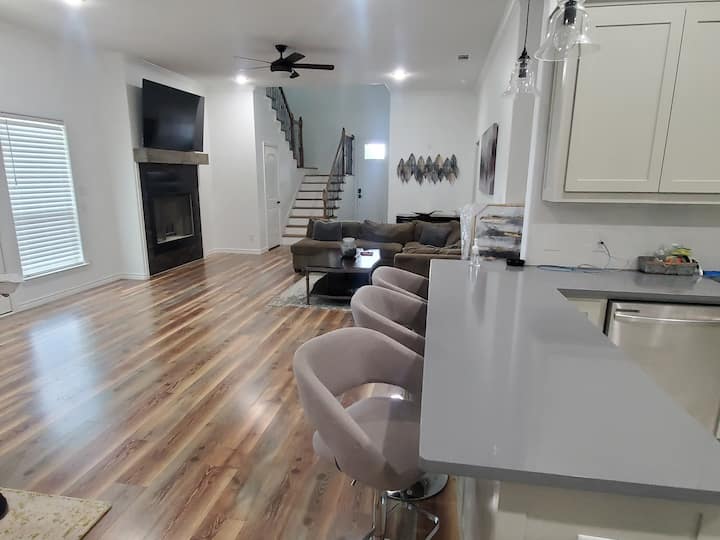 New Home In Great Location Ideal For Large Groups - Montserrat Road – Fort Worth
