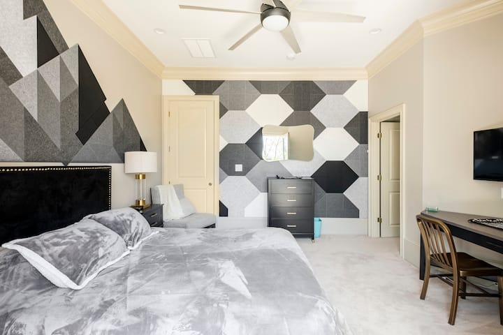 Southpark 2nd Floor Suite W/ Large Furnished Patio - Charlotte, NC