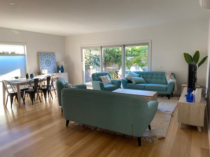 Isalla Cottage-250m Walk To Beach (3 Bed, 2 Bath) - Red Hill