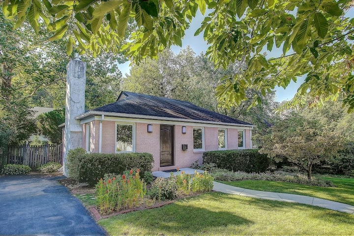 Cozy Cottage By The City - Bethesda, MD