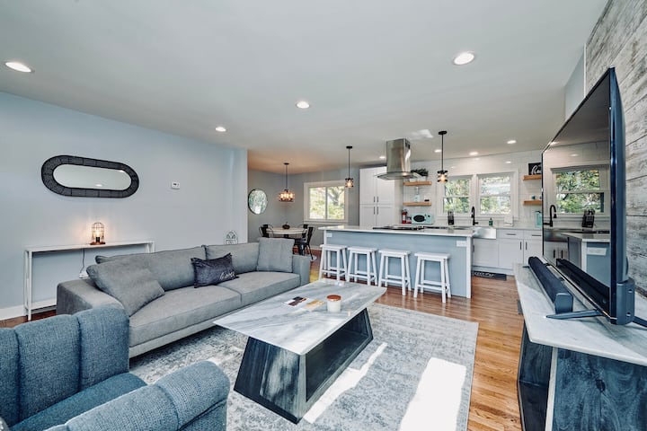 Fox Valley Farmhouse By The River- Walk To Town ! - West Chicago, IL