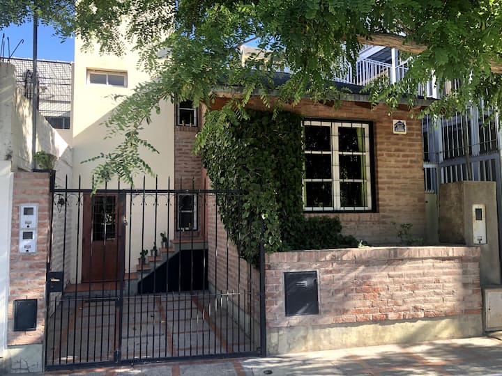 Hogar Acogedor, Tipo Dúplex, En Zona Residencial. - San Juan, Argentina