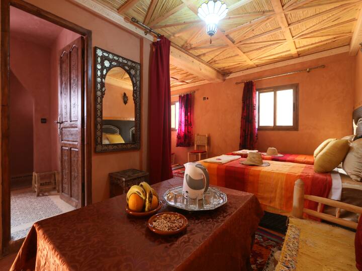 Riad Talaaint Est Un Traditionnel Berber Familes.. - Imlil