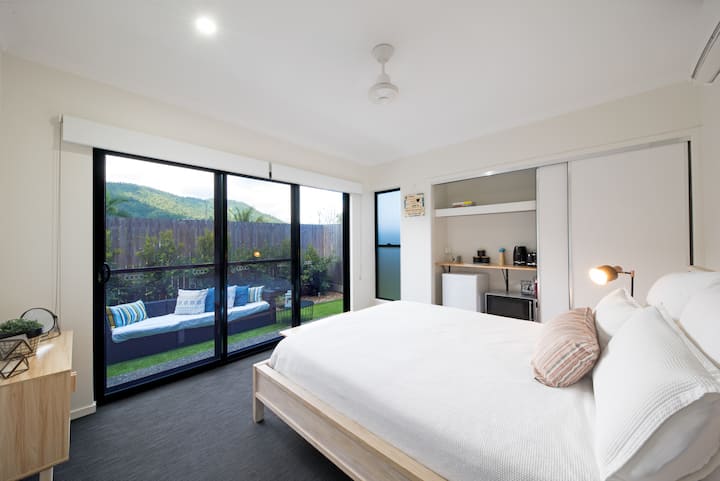 Coastal Suite Airlie -Contemporary W Courtyard - Airlie Beach