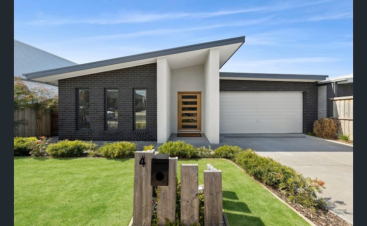 Deluxe Modern 3-bedroom 2-lounge House - - Torquay, Australia