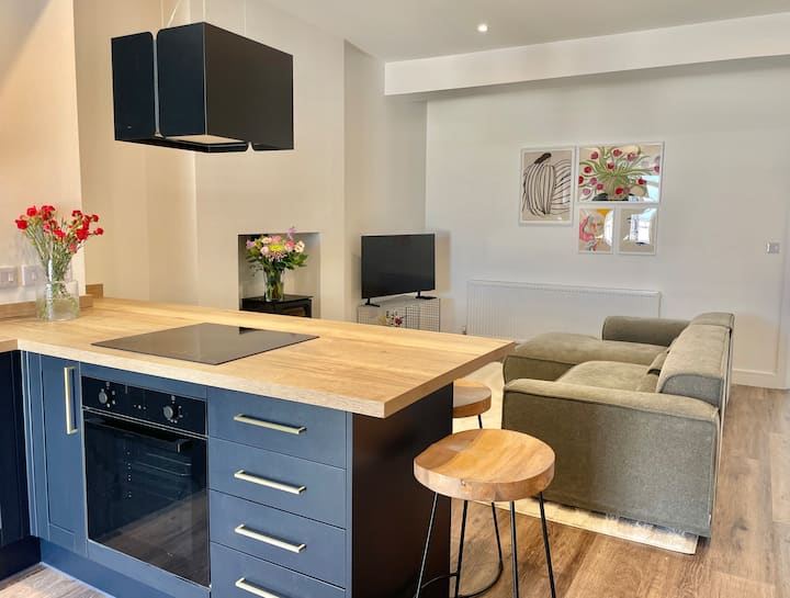 New Contemporary 2-bed Flat, Central With Parking - Newquay