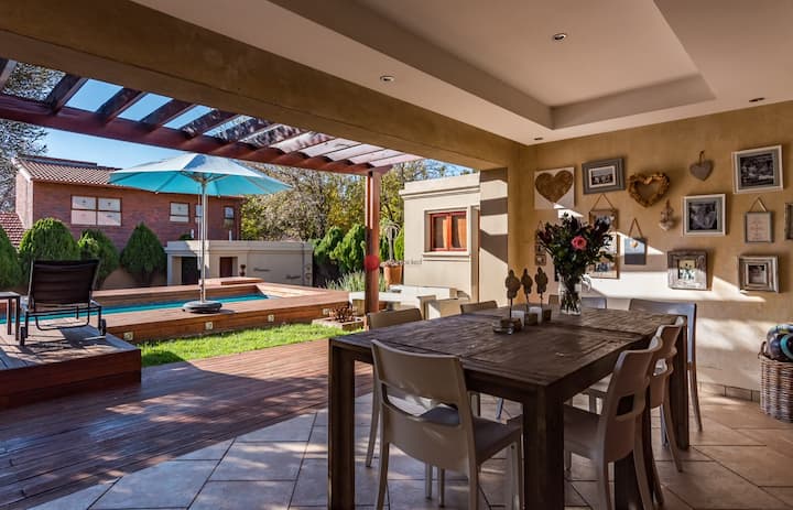 Tranquil 4 Bedroom Home Near The Restaurant Strip! - Johannesburg