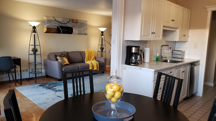 Bright 2 Br Pet Friendly, King Bed, Wifi,2 Parking - Waterloo, Canadá