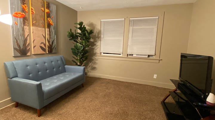 Cozy 1 Bedroom Apt (Upstairs)w/ Offstreet Parking - Fort Wayne, IN