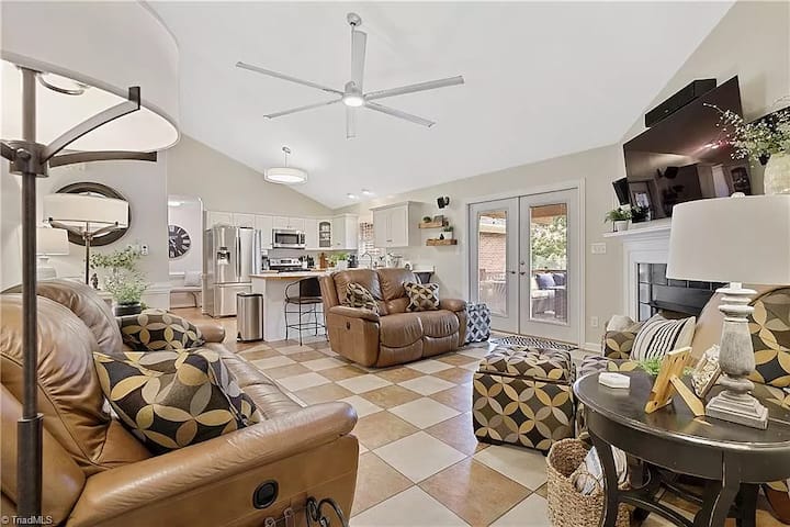 Fantastic Cottage With Big Backyard Near The City - Greensboro, NC