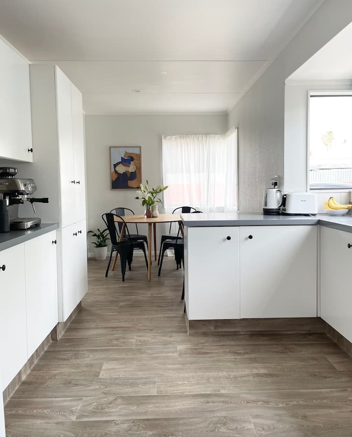 3-bedroom House Situated Just Off Marine Parade. - Napier