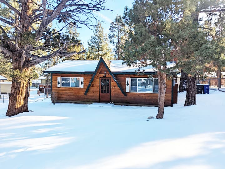 Pine Knot Smart Cabin - Huge Backyard W/ Fire Pit - Big Bear, CA